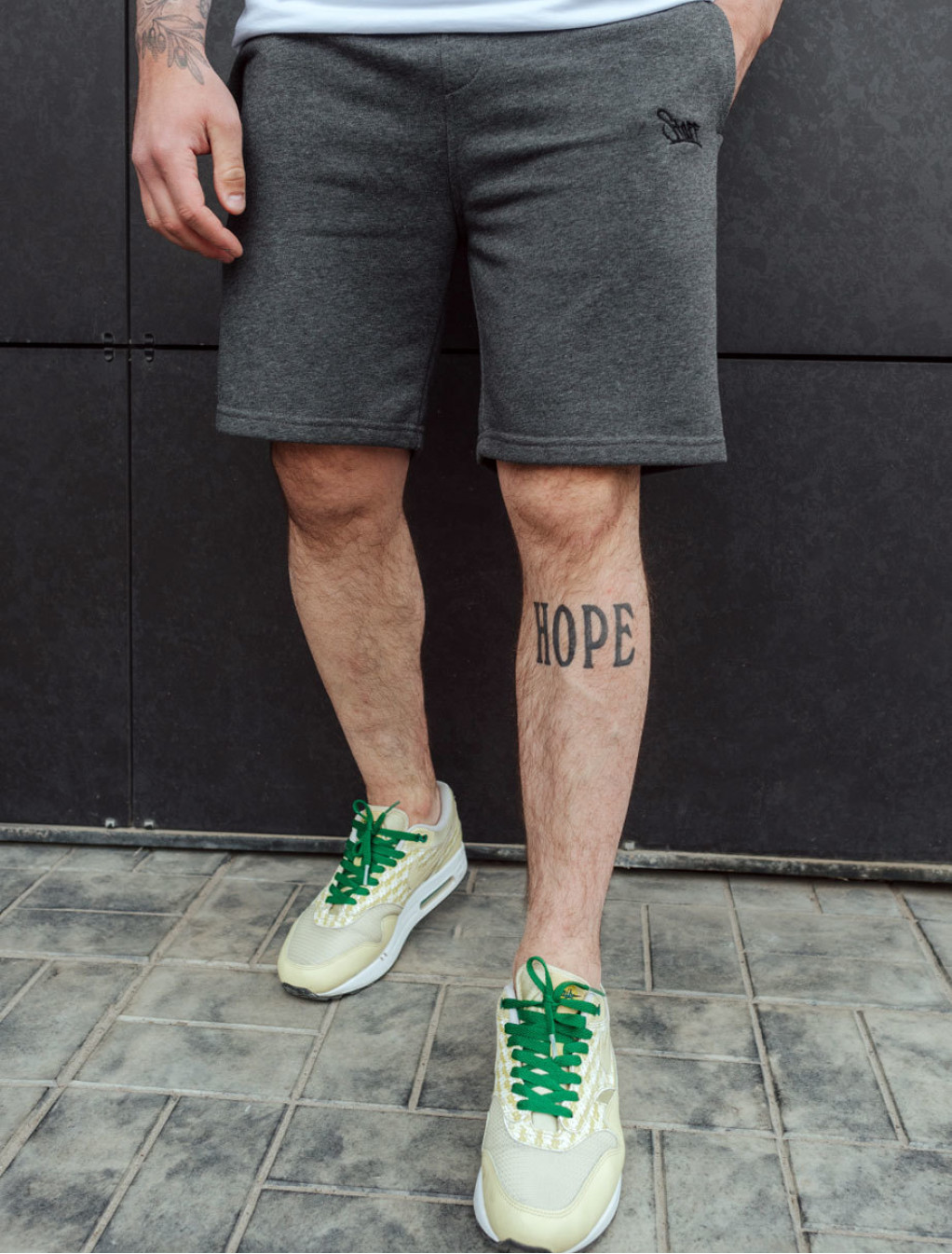 Spodenki Staff graphite logo